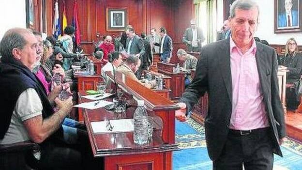 La falta de letrado de Mena libra a Reyes del banquillo en plena ...