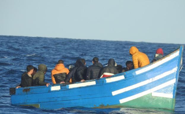 Rescatan dos pateras con 74 migrantes en Lanzarotes | Canarias7